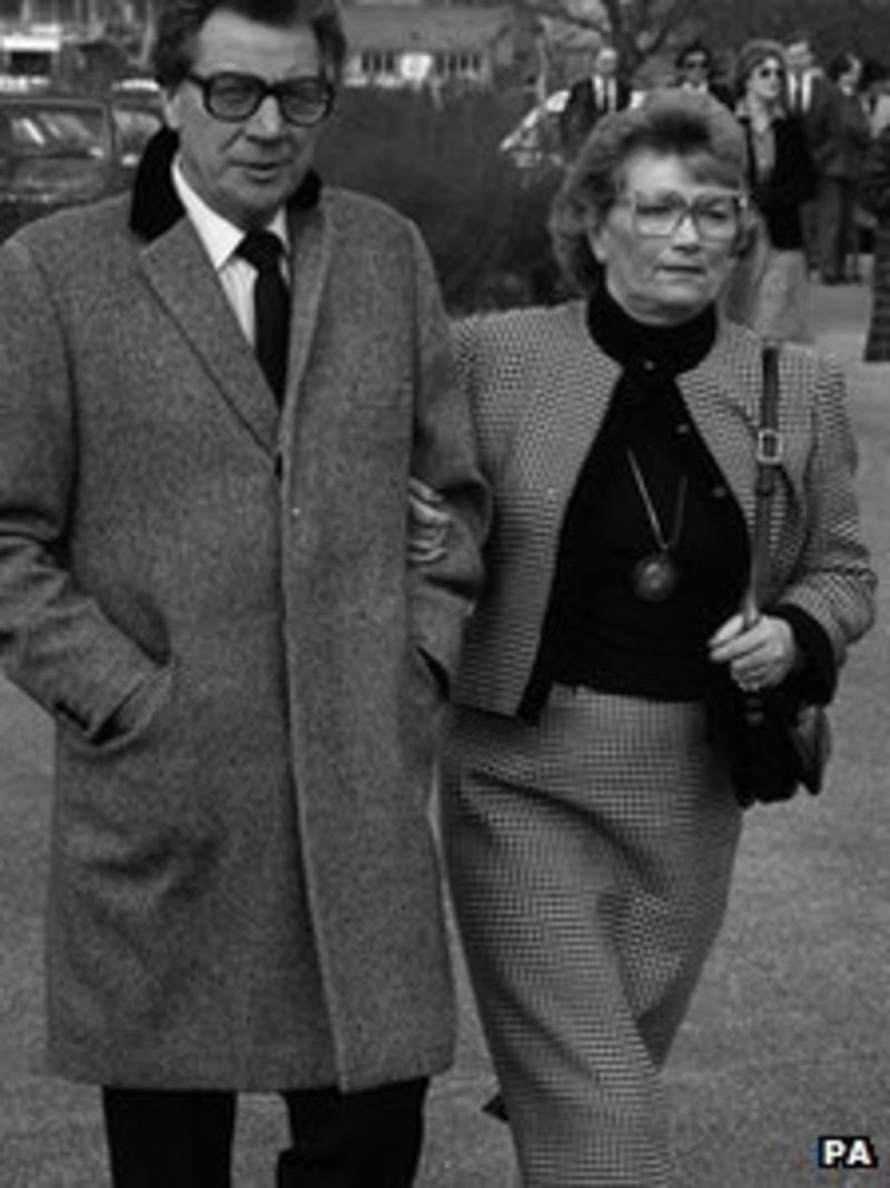 Max Bygraves: Stars lead tributes - BBC News
