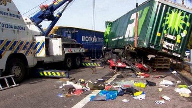 Lorry drivers hurt in M20 motorway crash near Ashford - BBC News