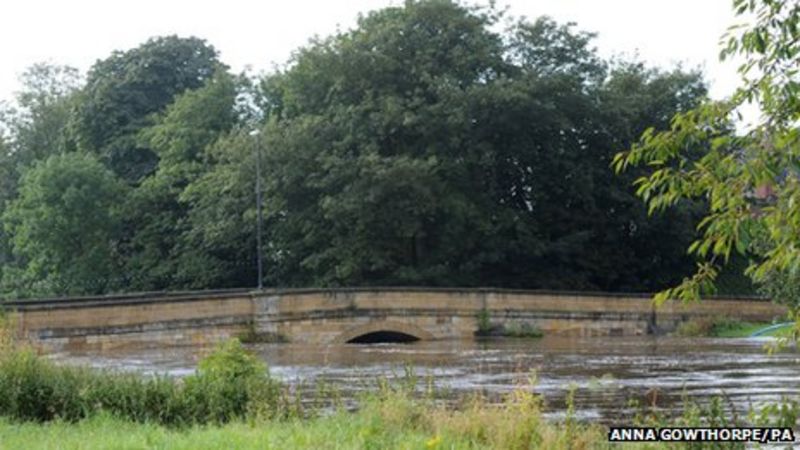 Tadcaster divided as floods force River Wharfe bridge closure - BBC News