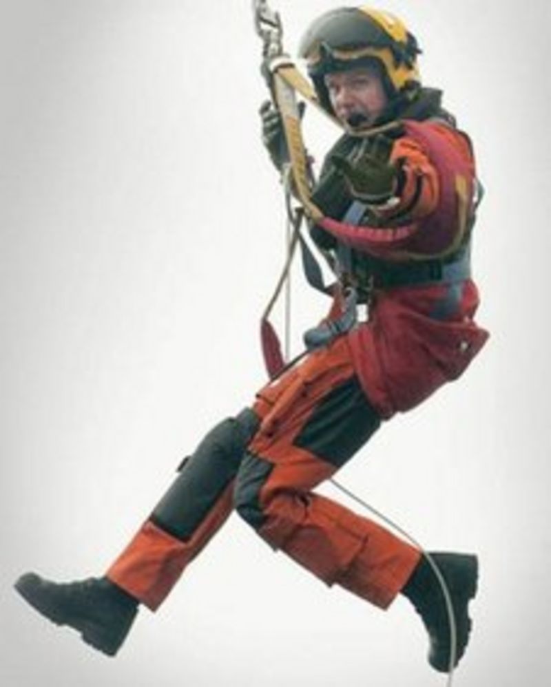 RAF winchman Richard Taylor's Swanland rescue bravery award - BBC News