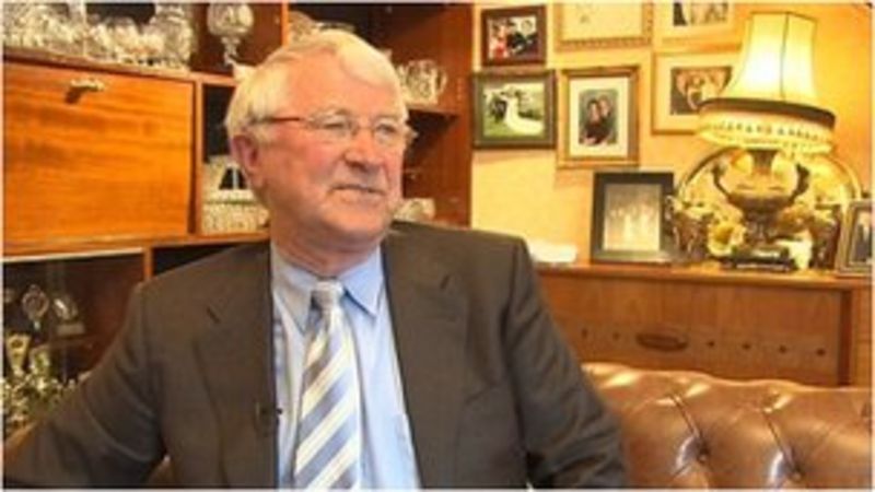 Irish showband singer Larry Cunningham dies - BBC News