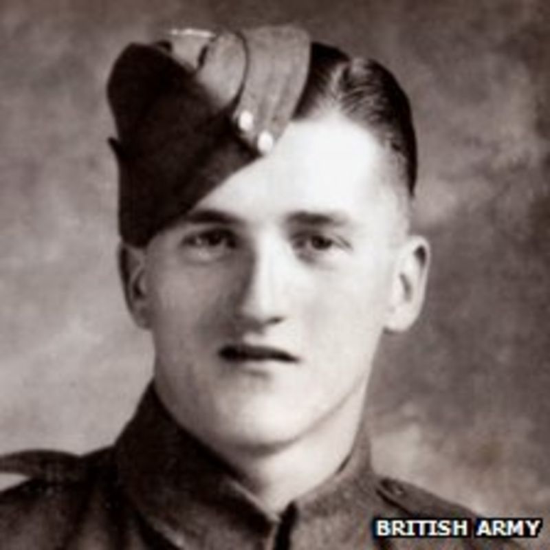 Cornish family given World War II soldier's possessions - BBC News
