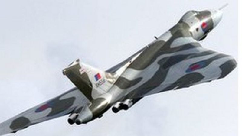 Last Vulcan bomber final flight over Doncaster airport - BBC News