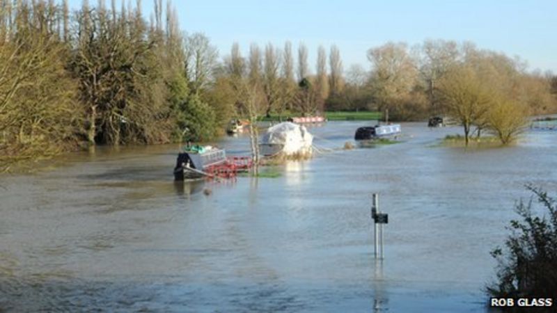 Oxfordshire flood warning issued to caravan park - BBC News