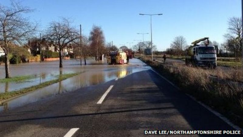 Northamptonshire homes flooded after heavy rain - BBC News