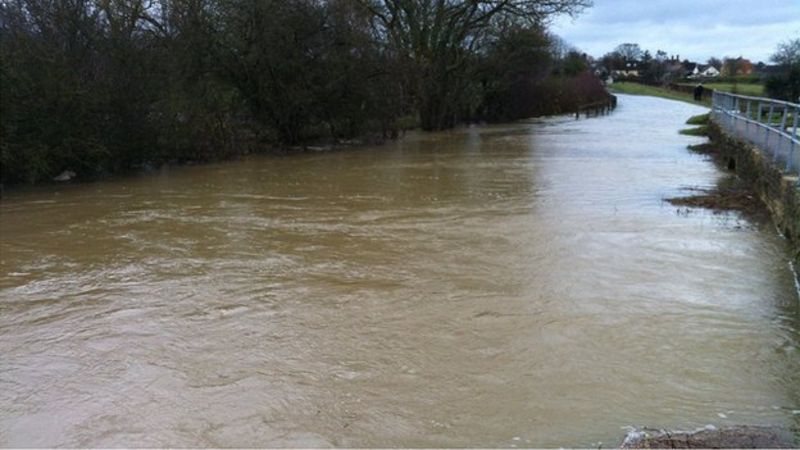 Great Ouse river levels rise around Bedford after rain - BBC News