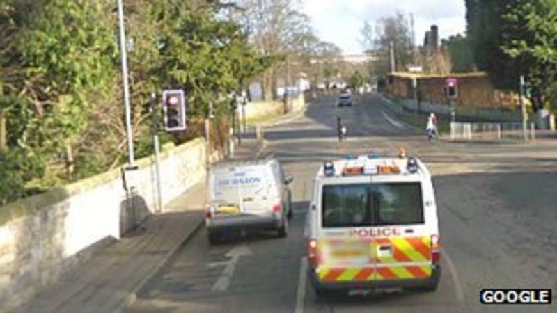 Driver crashes car into lamp-post in Dalkeith - BBC News