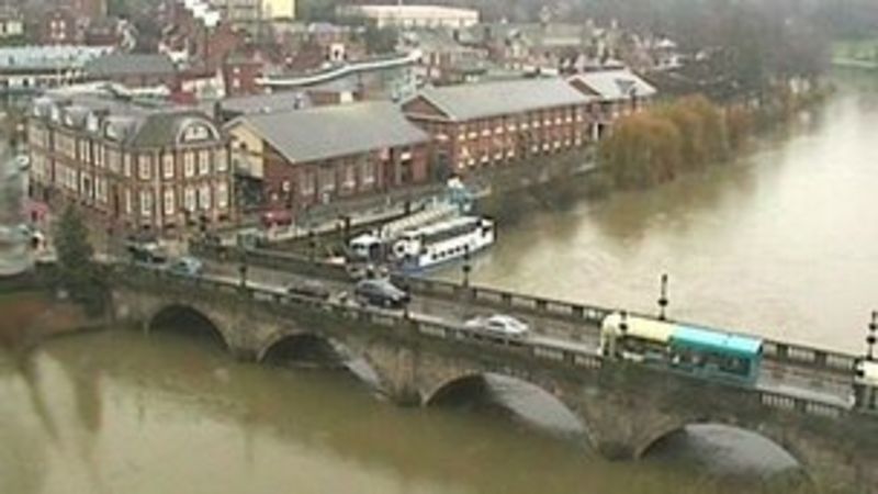 Shrewsbury flood defences put up as river rises - BBC News