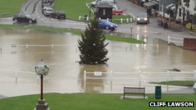 Wallington evacuated in flood fear as heavy rain hits England - BBC News
