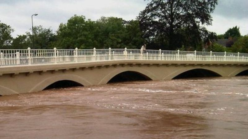 MP Harriett Baldwin in Tenbury Wells flood defence pledge - BBC News