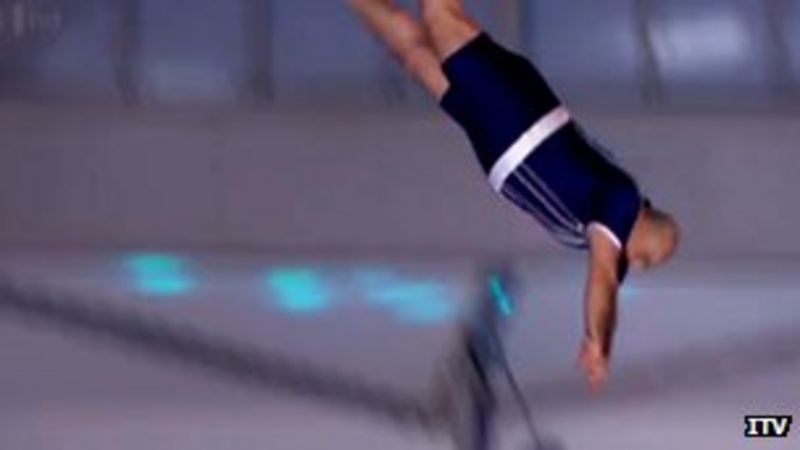 Tom Daley's diving show makes a splash - BBC News