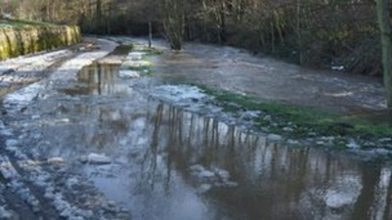 Flooding hits Derbyshire after snow thaws - BBC News