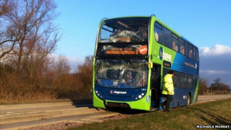 Cambridge 'guided busway' crash leaves three injured - BBC News