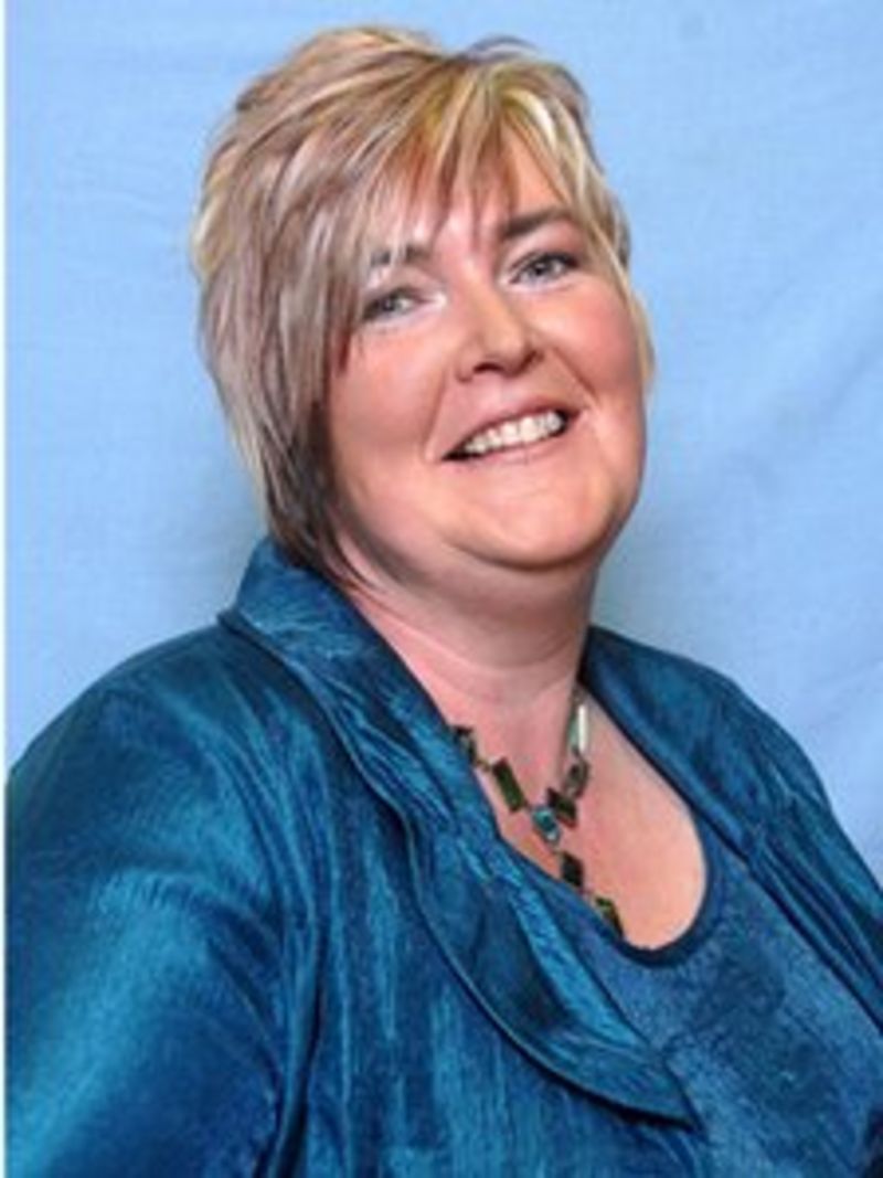 Cow birth keeps councillor Sandra Hunter late for meeting - BBC News