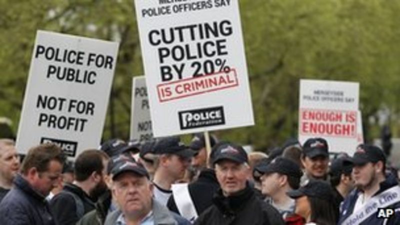 Police Federation vote over 'right to strike' fails - BBC News