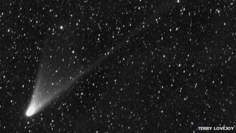 Bright comet 'lighting sky' as it flies by Earth - BBC News