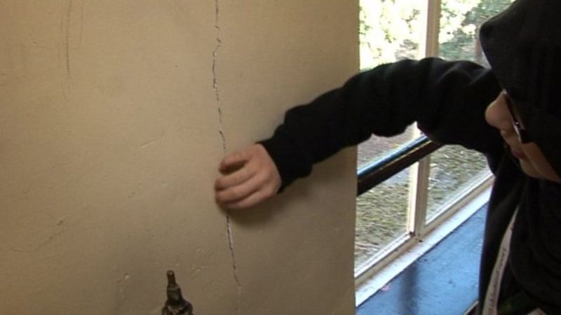Poor school buildings 'damaging pupils' health and education' - BBC News