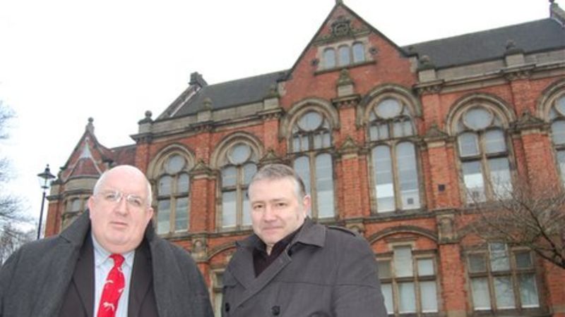 Thousands sign Fenton court petition in Stoke-on-Trent - BBC News