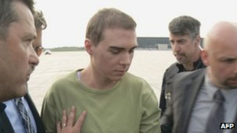 Luka Magnotta collapses in court in body parts case - BBC News