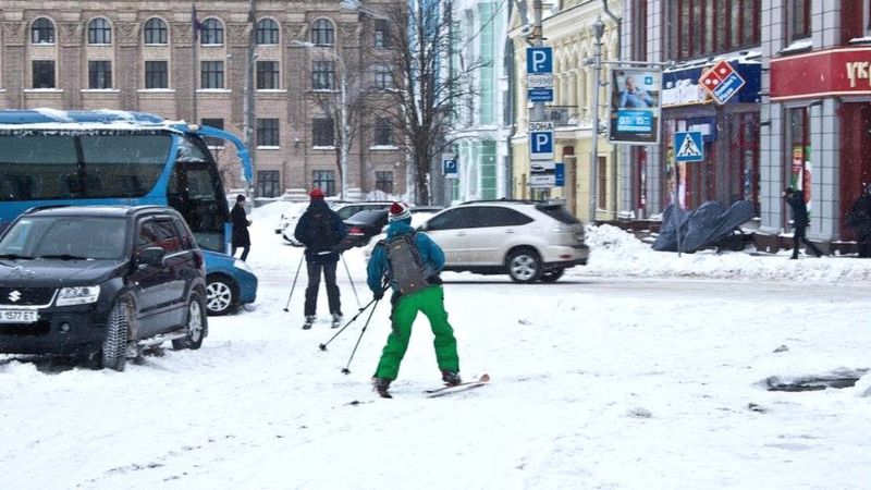 In pictures: Kiev buried in snow - BBC News
