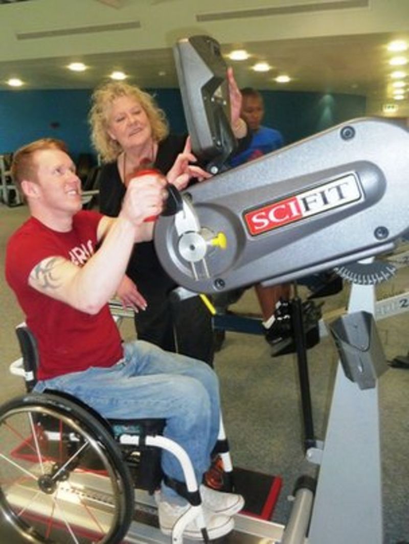 Dartford paralysed biker Dan Edwards becomes gym trainer - BBC News