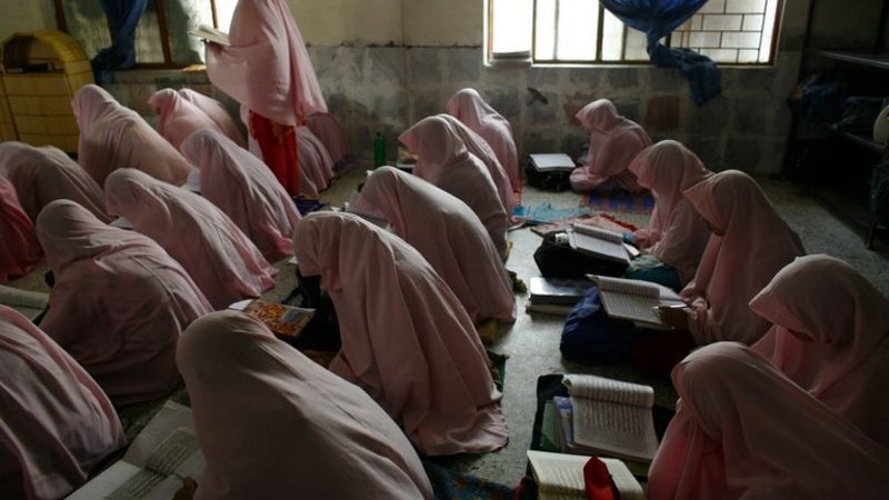 London and Pakistan link-up to break stereotypes - BBC News