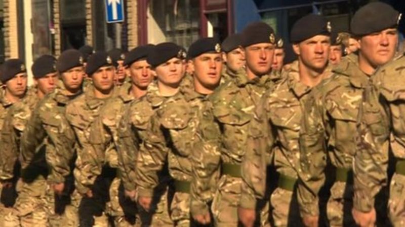 North Yorkshire city holds parade for returning soldiers - BBC News