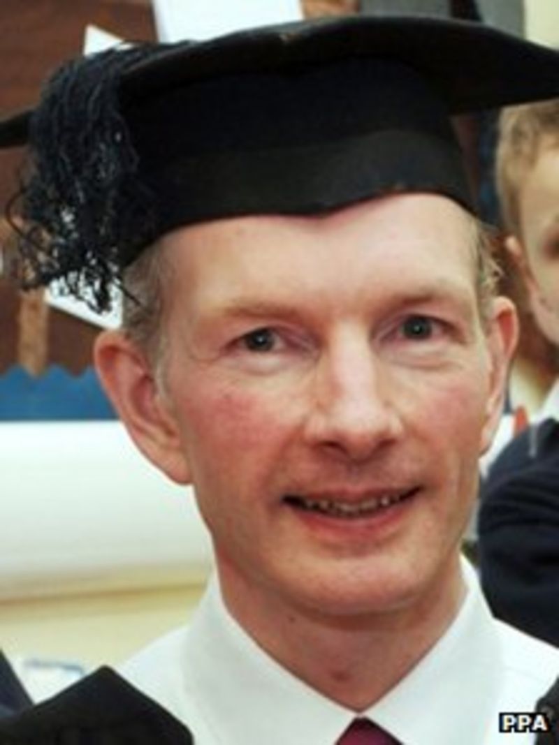 Police searching for Alan McKenzie at Dow Loch recover a body - BBC News