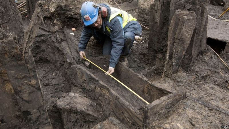 Thousands of Roman artefacts found buried under London - BBC Newsround