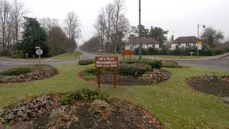 UK's 'oldest' roundabout in Letchworth gets film maker revamp - BBC News