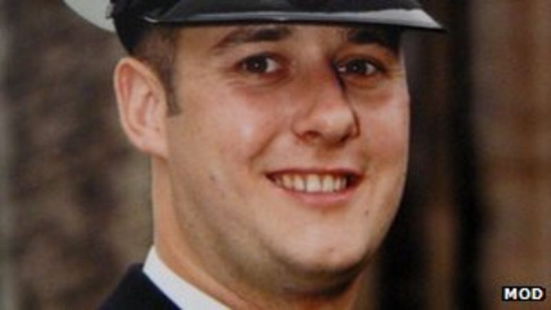 Wife of shot submariner Ian Molyneux accepts Elizabeth Cross - BBC News