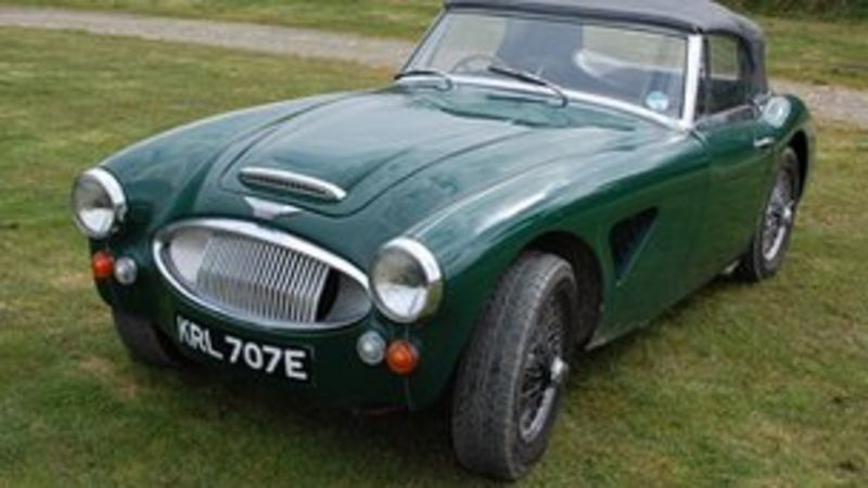 Sports car creator Donald Healey remembered in Perranporth - BBC News