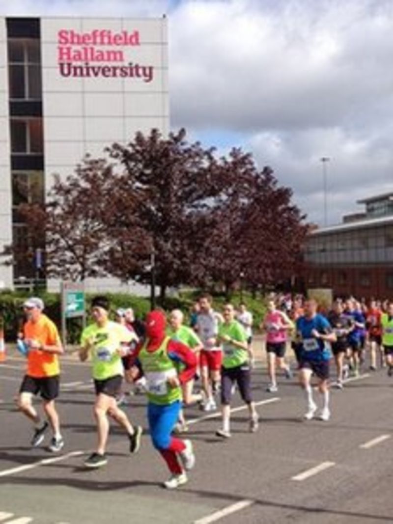 Thousands of people take part in Sheffield half marathon - BBC News