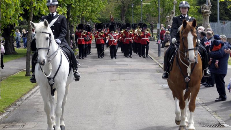Welsh Guards hold Rhondda Cynon Taf freedom parade in Pontypridd - BBC News