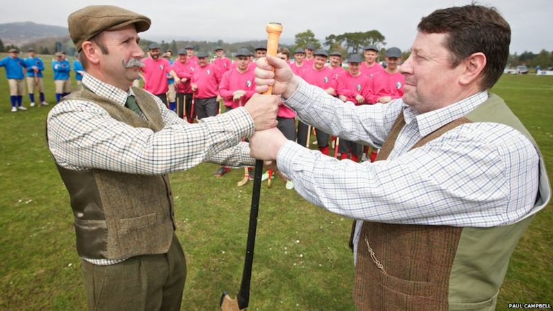 In pictures: Victorian shinty game re-enacted - BBC News