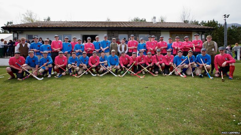 In pictures: Victorian shinty game re-enacted - BBC News