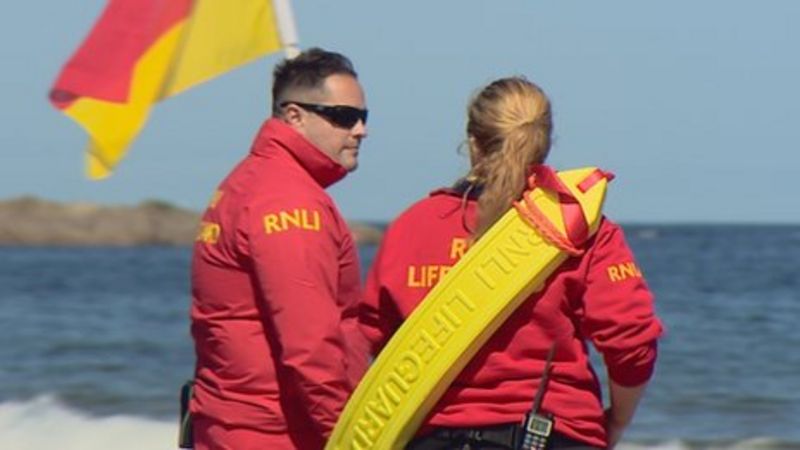 RNLI lifeguard team on Coldingham beach is Scottish first - BBC News