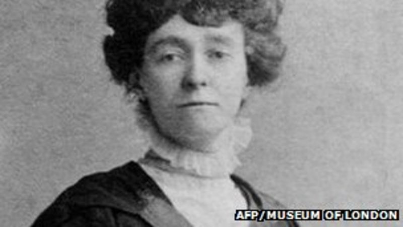 Suffragette Emily Davison's scarf on show in Morpeth - BBC News