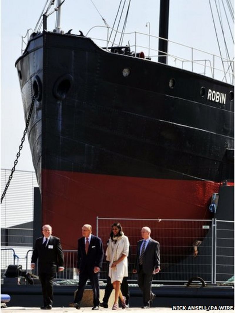 Prince visits oldest steamship SS Robin - BBC News