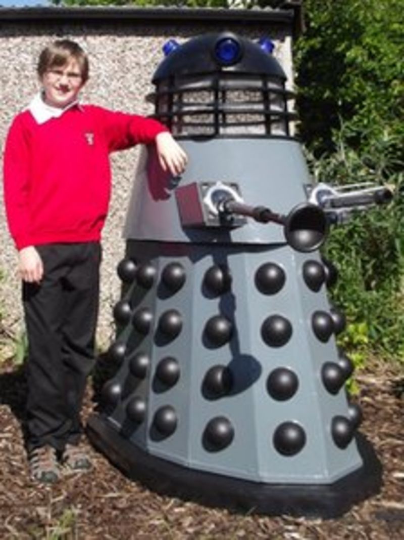 Dalek 'driving sessions' at Nettleham Junior School - BBC News