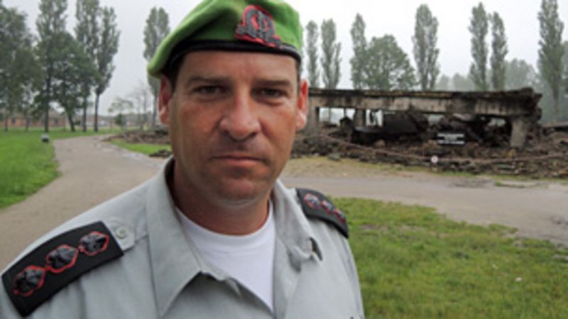 Return to Auschwitz: How Israel keeps Holocaust memories alive - BBC News