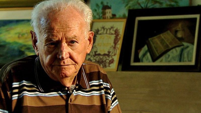 Return to Auschwitz: How Israel keeps Holocaust memories alive - BBC News