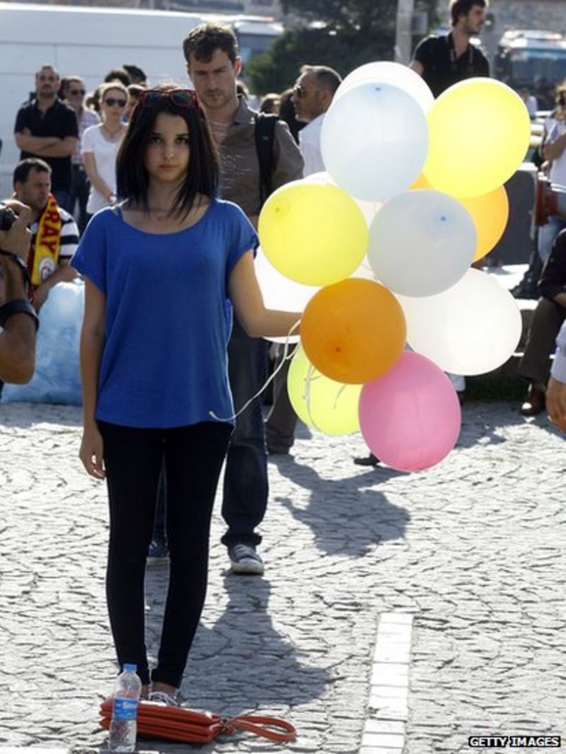 Day in pictures: 21 June 2013 - BBC News