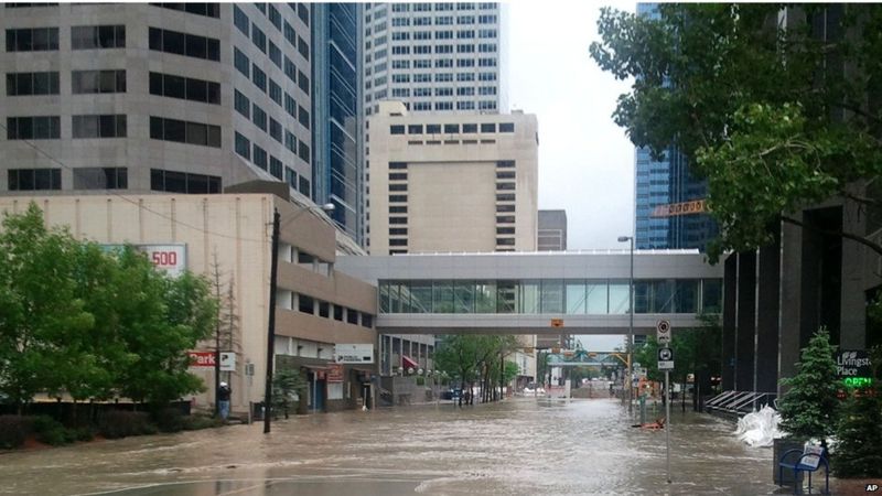 In pictures: Calgary evacuation and Canadian floods - BBC News
