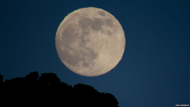 In pictures: 'Supermoon' lights up night sky - BBC News