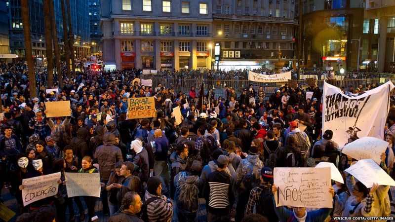 Day in pictures: 25 June 2013 - BBC News