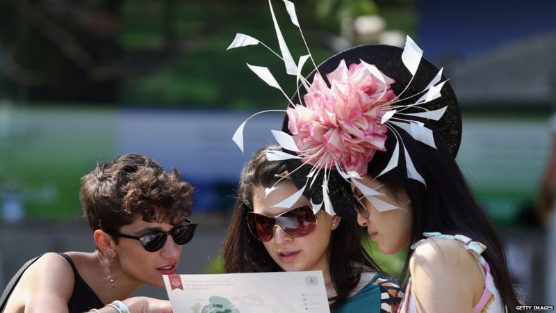 In pictures: Coronation Festival draws royal suppliers to palace - BBC News