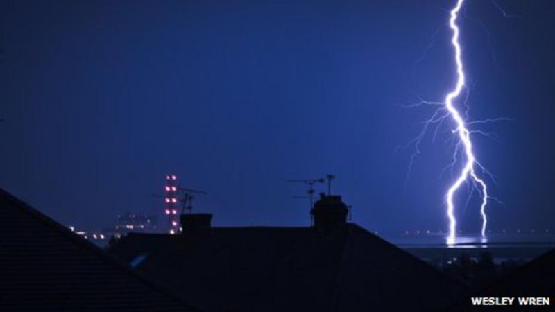 Two Kent homes catch fire after lightning strikes - BBC News