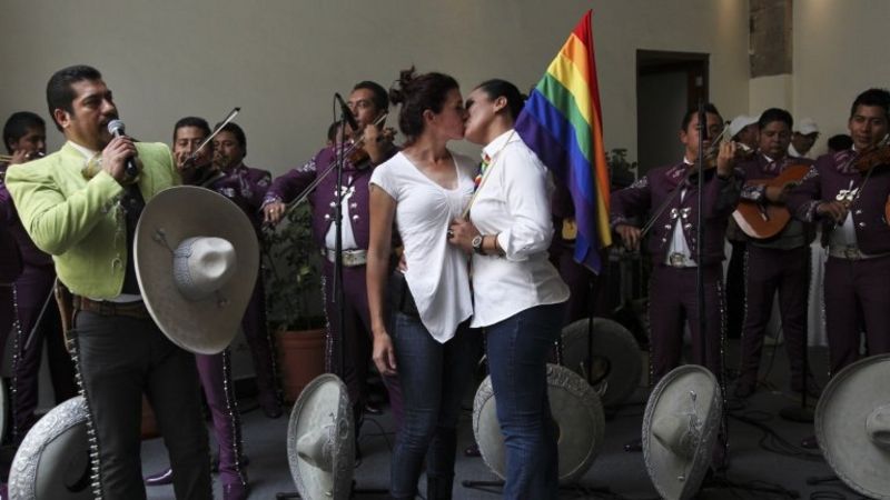 Mexicans march for gay marriage after opponents rally - BBC News