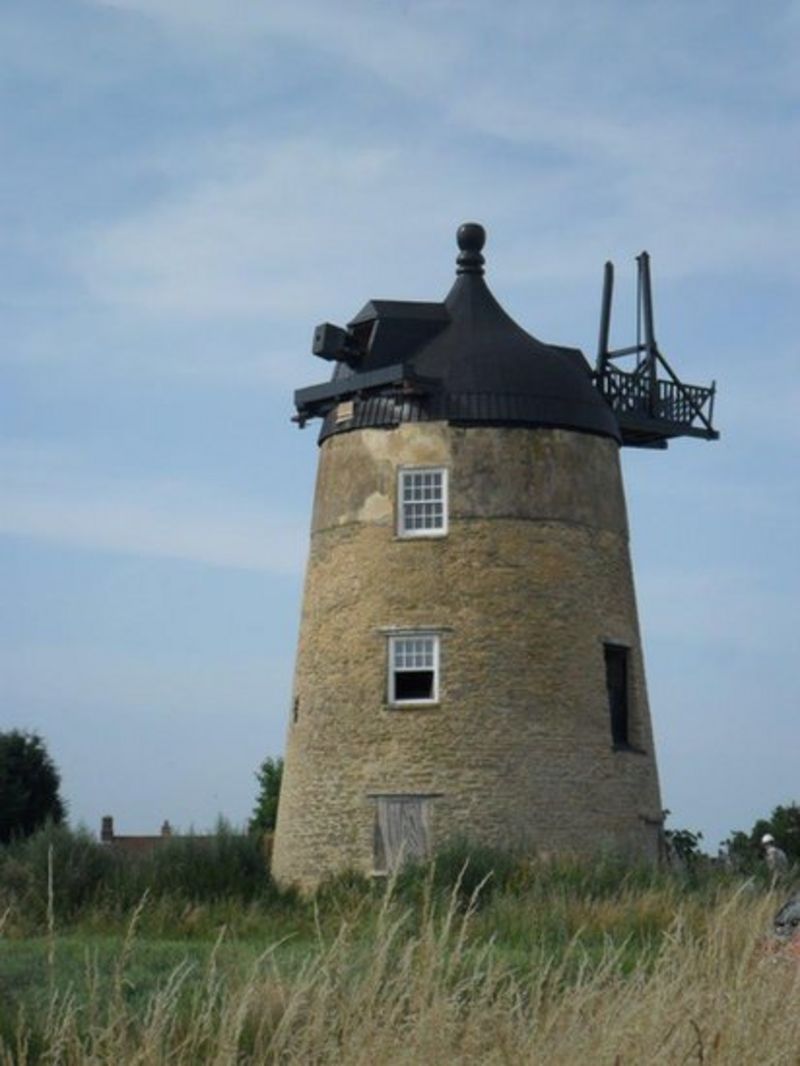 In pictures: Oxfordshire windmill restoration a step closer - BBC News